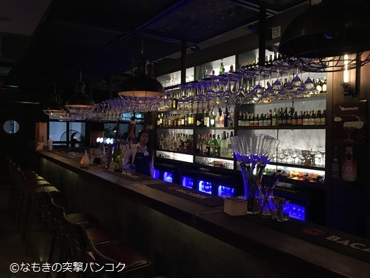 広々とした店内のKOSMO Bar&Bistro | なもきの突撃バンコク